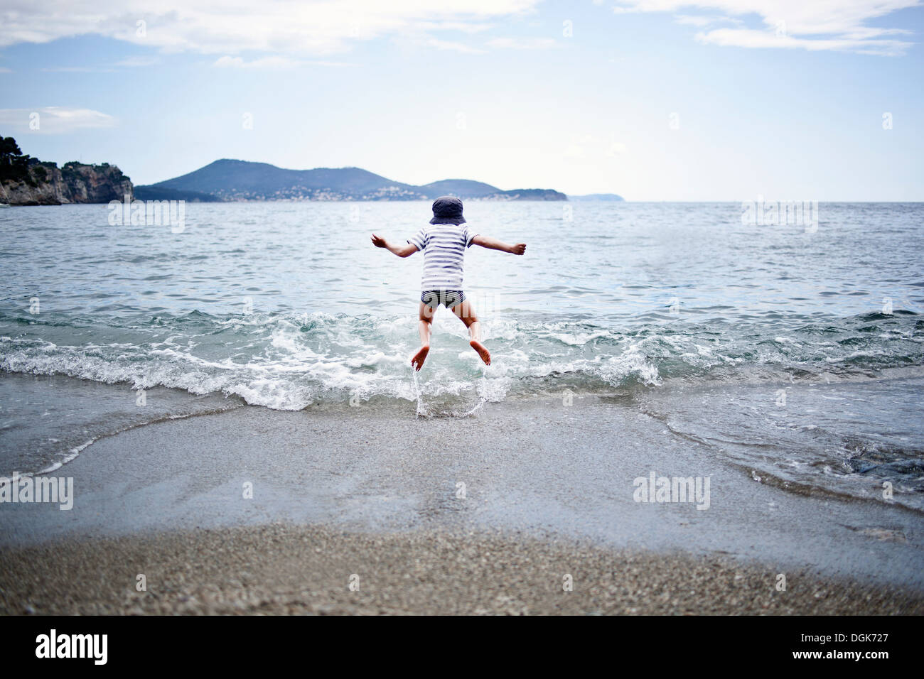 Junge Ins Meer Springen Stockfotos und -bilder Kaufen - Alamy