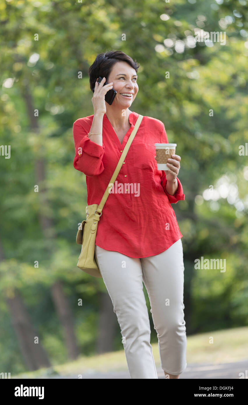 Frau im park am telefon -Fotos und -Bildmaterial in hoher Auflösung – Alamy