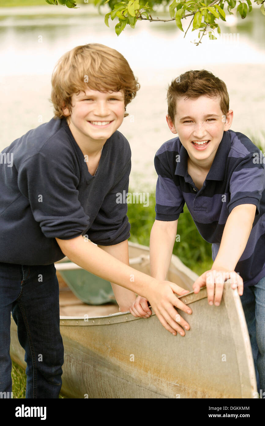 Jungs 12 bis 13 jahre alt -Fotos und -Bildmaterial in hoher Auflösung ...