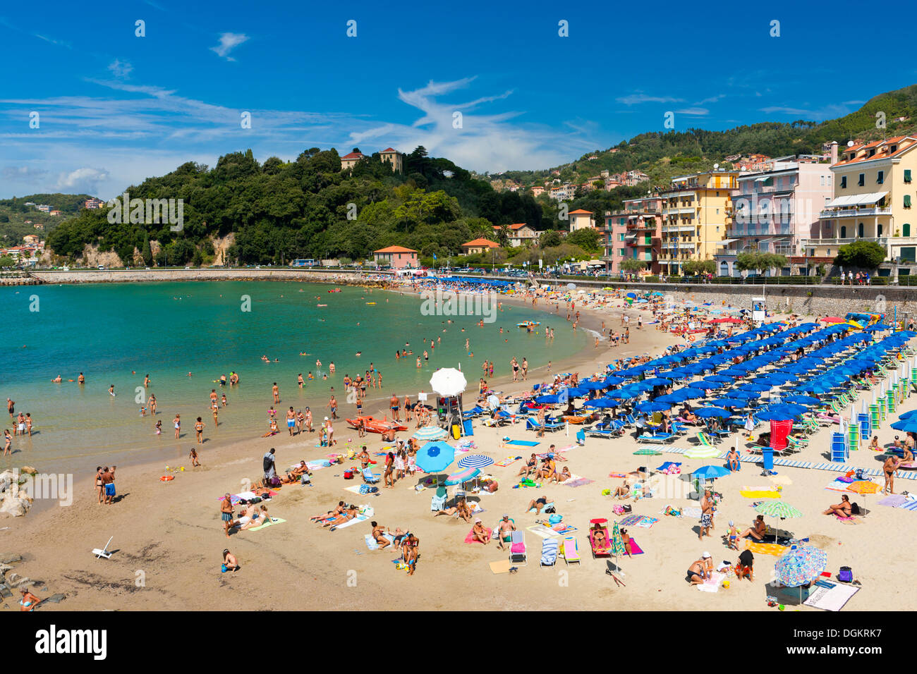 Touristen am Strand von Lerici Stockfotografie - Alamy