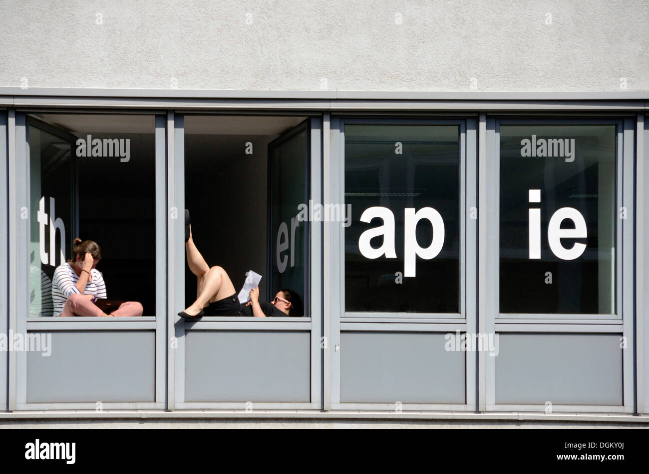 Schüler einer Schule für Physiotherapie eine Pause und Lesung in Windows mit dem Wort "Therapie ...