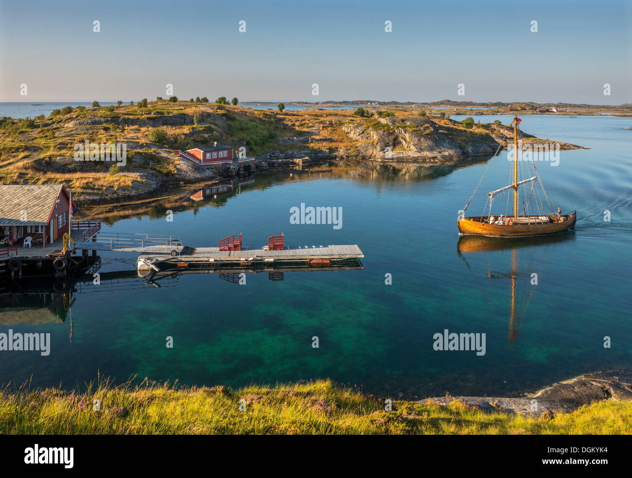 Steg und touristischen Boot in kleinen Bucht, Geitoya Insel am Rücken ...