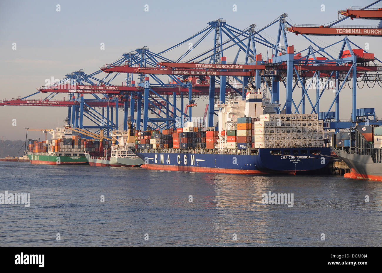 Hafenkrane im hamburger hafen entladen containerschiffe -Fotos und ...