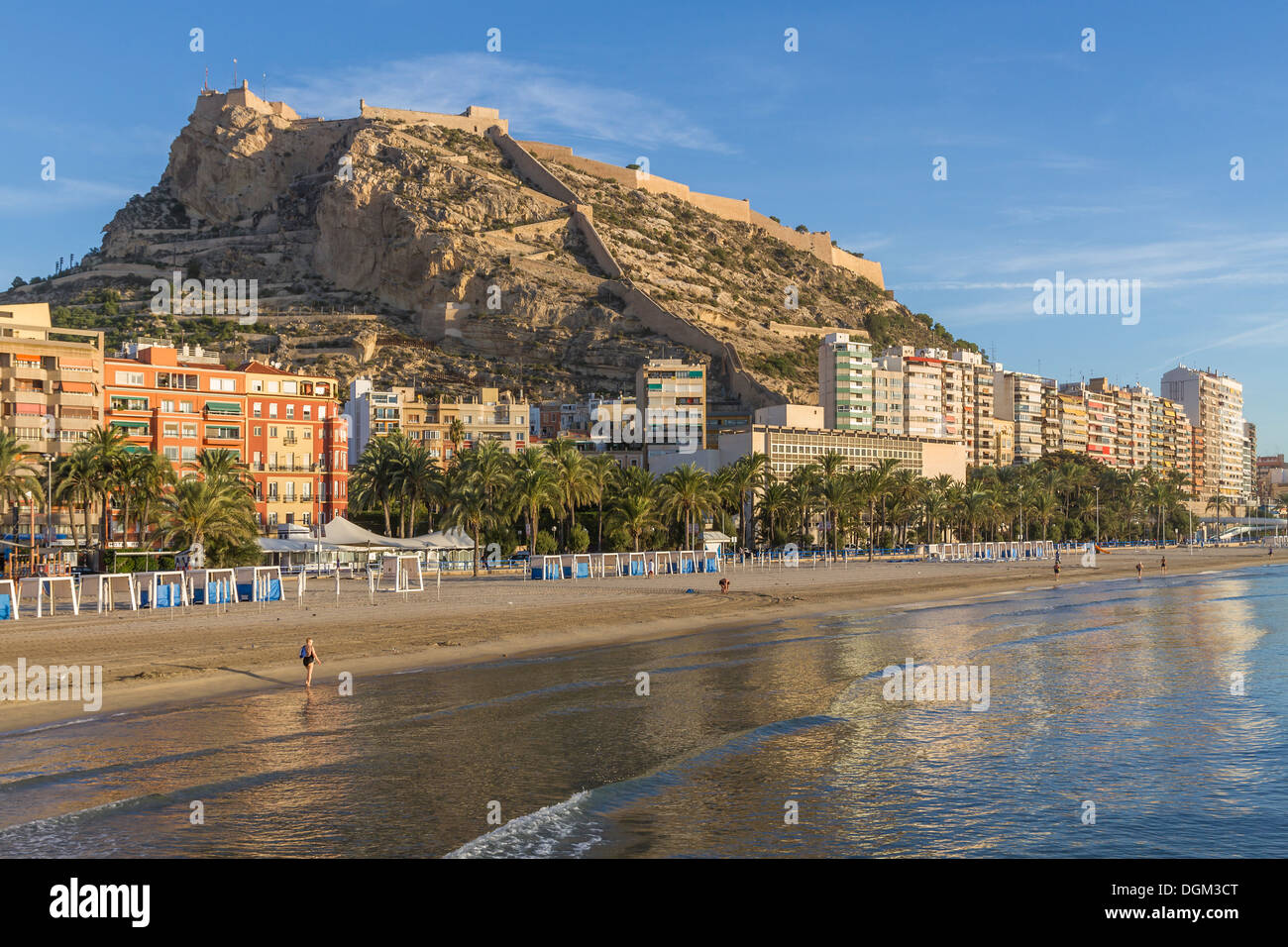 Spanien Alicante, Strand & Santa Barbara Burg Stockfotografie - Alamy