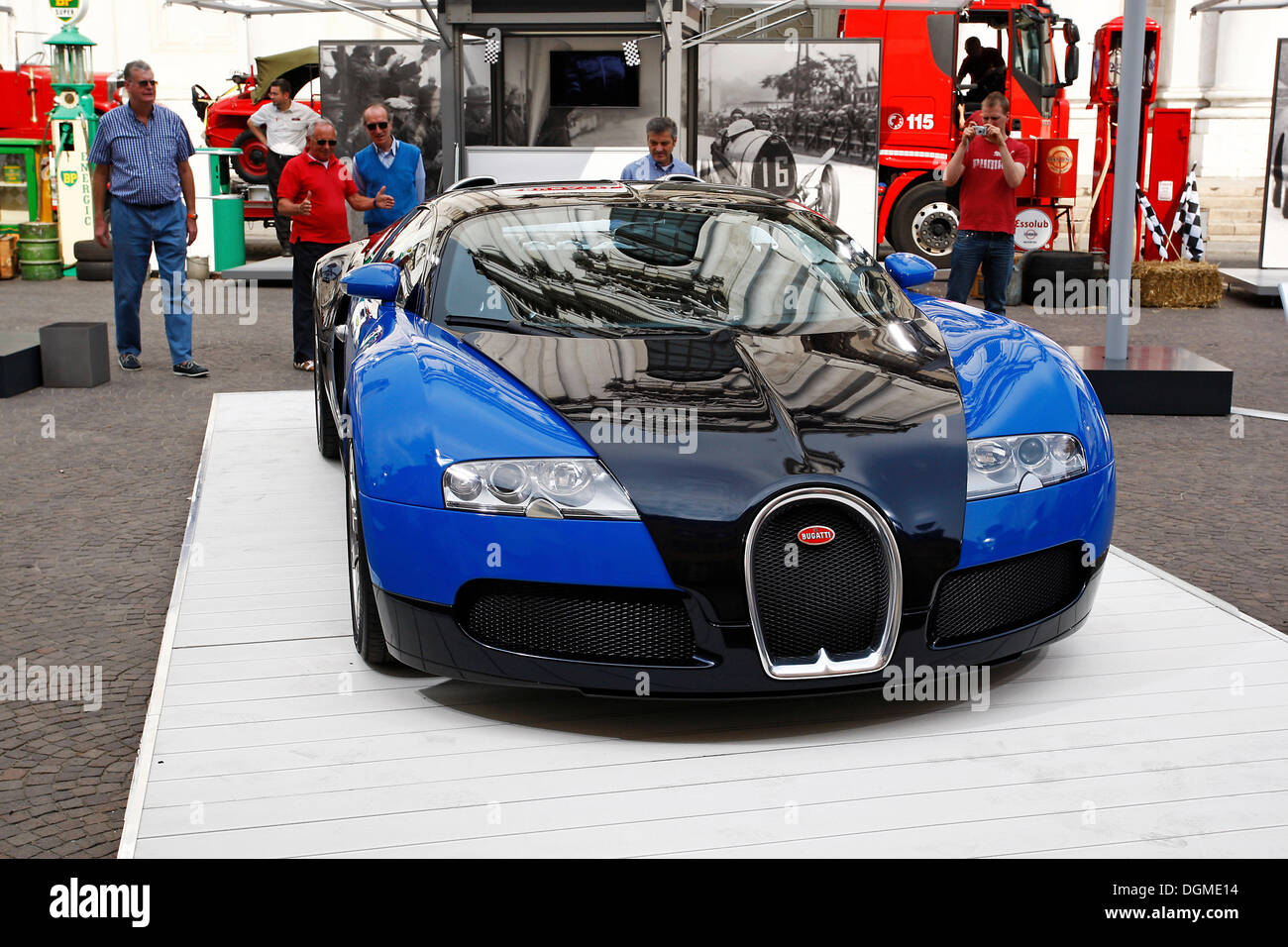 Bugatti Veyron, VW-Ausstellung, Mille Miglia 2011, Piazza Paolo VI ...