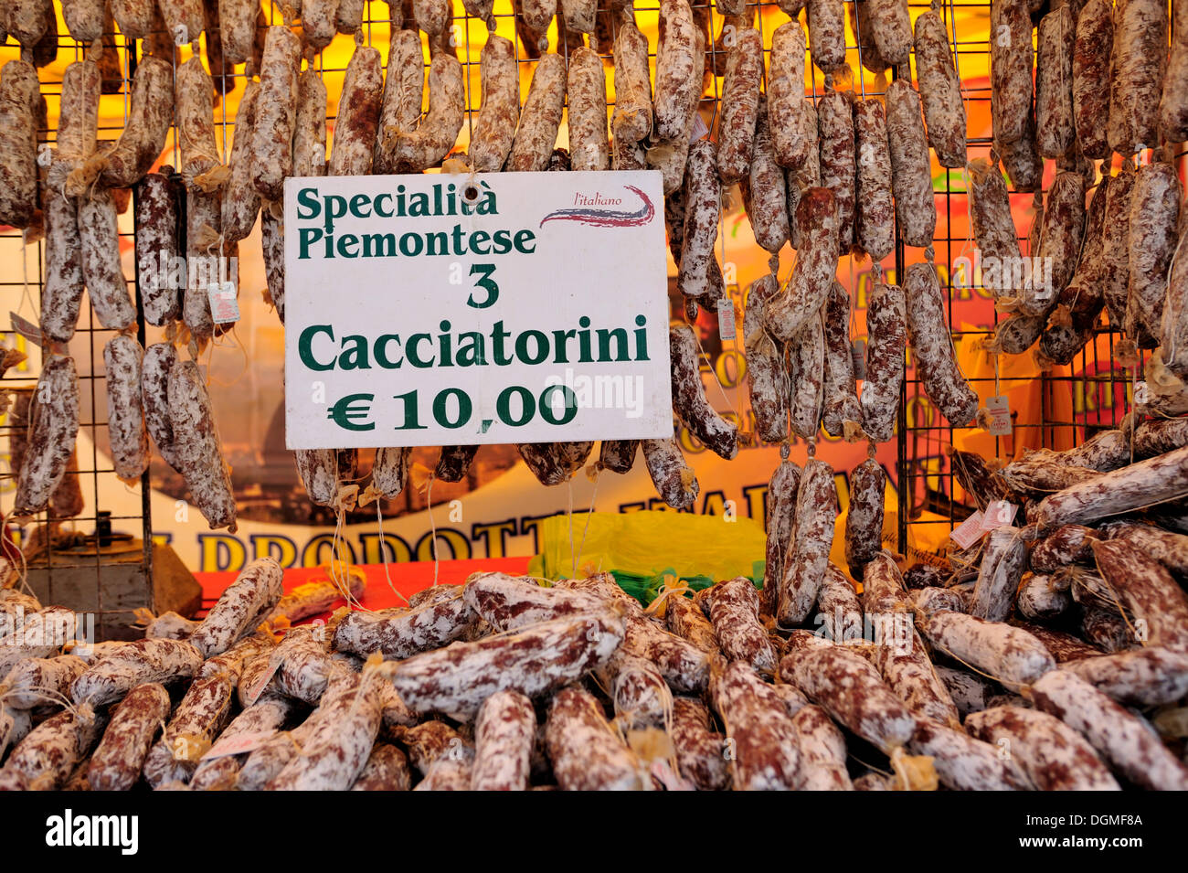 Italienische Salami auf einem Wochenmarkt an der Strandpromenade, Lago ...