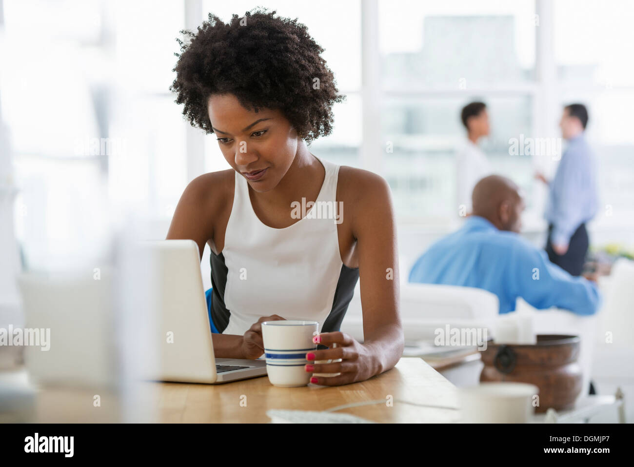 Computer auf einem schreibtisch -Fotos und -Bildmaterial in hoher ...