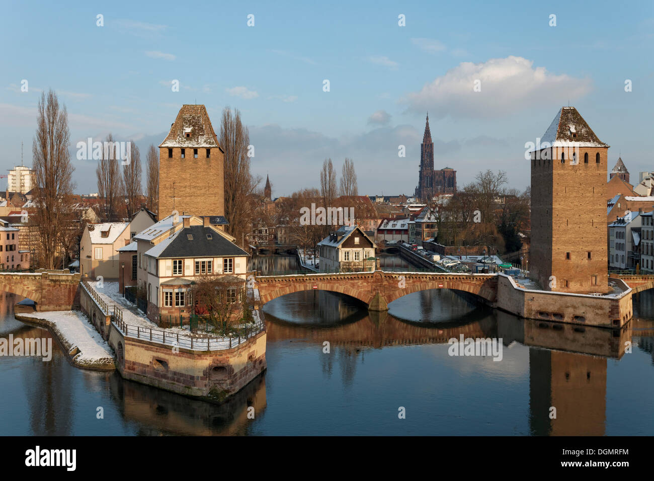 Ponts Couverts oder gedeckten Brücken über den Fluss Ill und Türme der ...