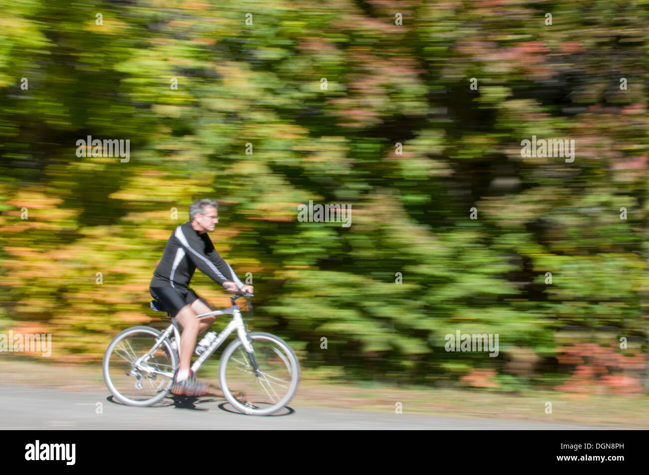 Geschwindigkeit radfahren -Fotos und -Bildmaterial in hoher Auflösung ...