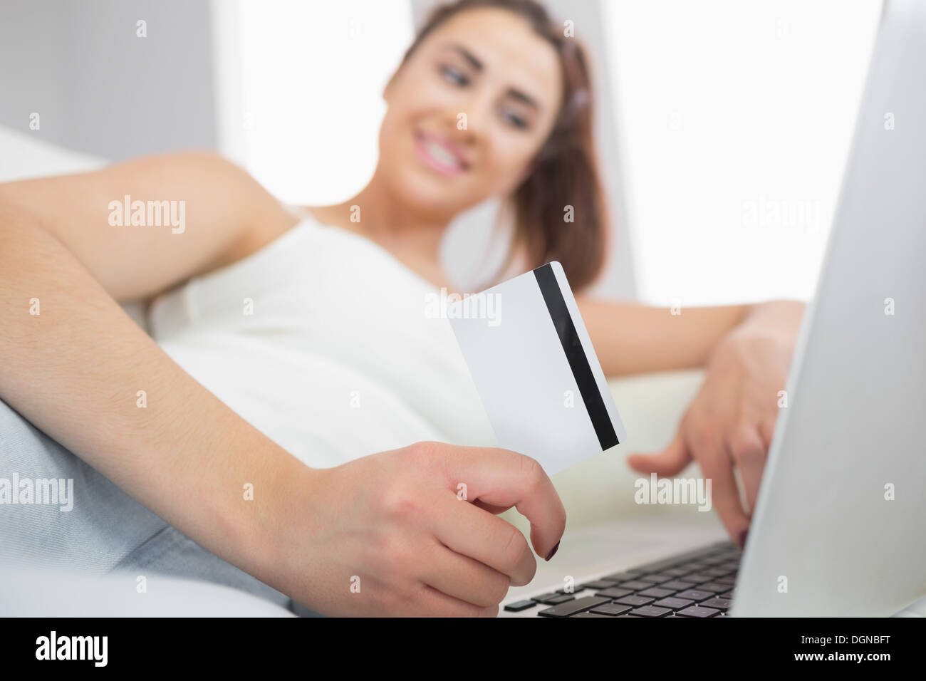 Junge Frau mit ihrem Notebook für Online-shopping Stockfotografie - Alamy