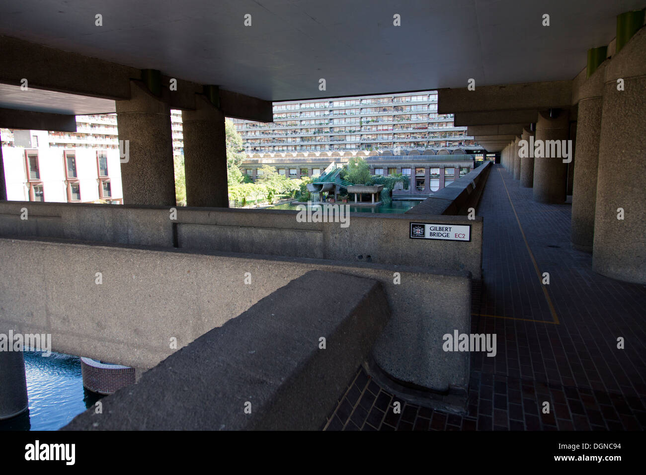 Barbican walkway -Fotos und -Bildmaterial in hoher Auflösung – Alamy