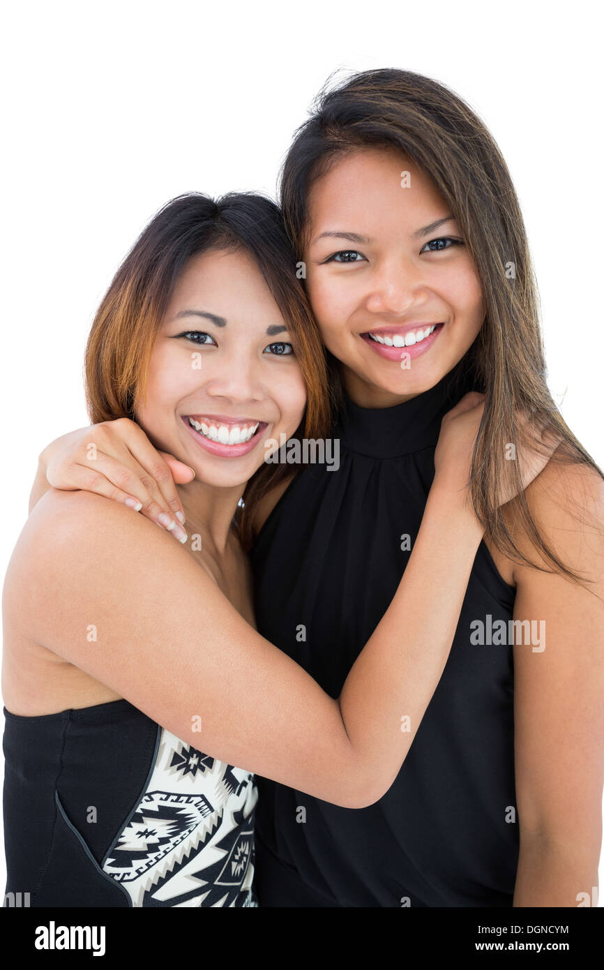 Zwei hübsche junge Frauen posieren Stockfotografie - Alamy