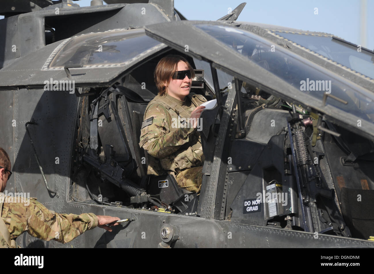 Ein hubschrauberpilot ah 64 apache, der unter 2 bataillonangriff dient ...