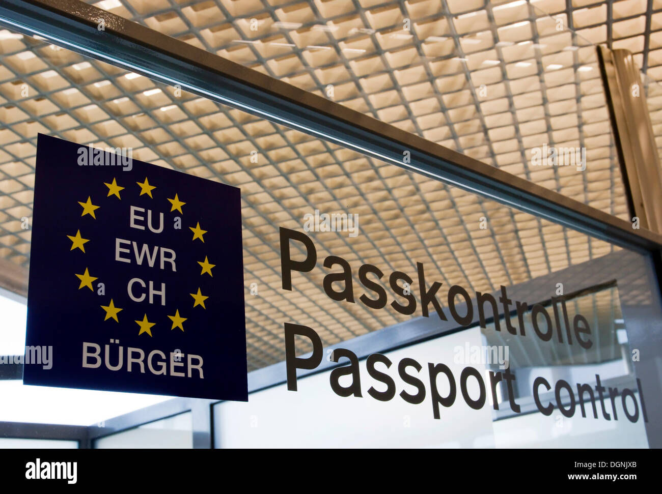Passport control sign airport -Fotos und -Bildmaterial in hoher ...