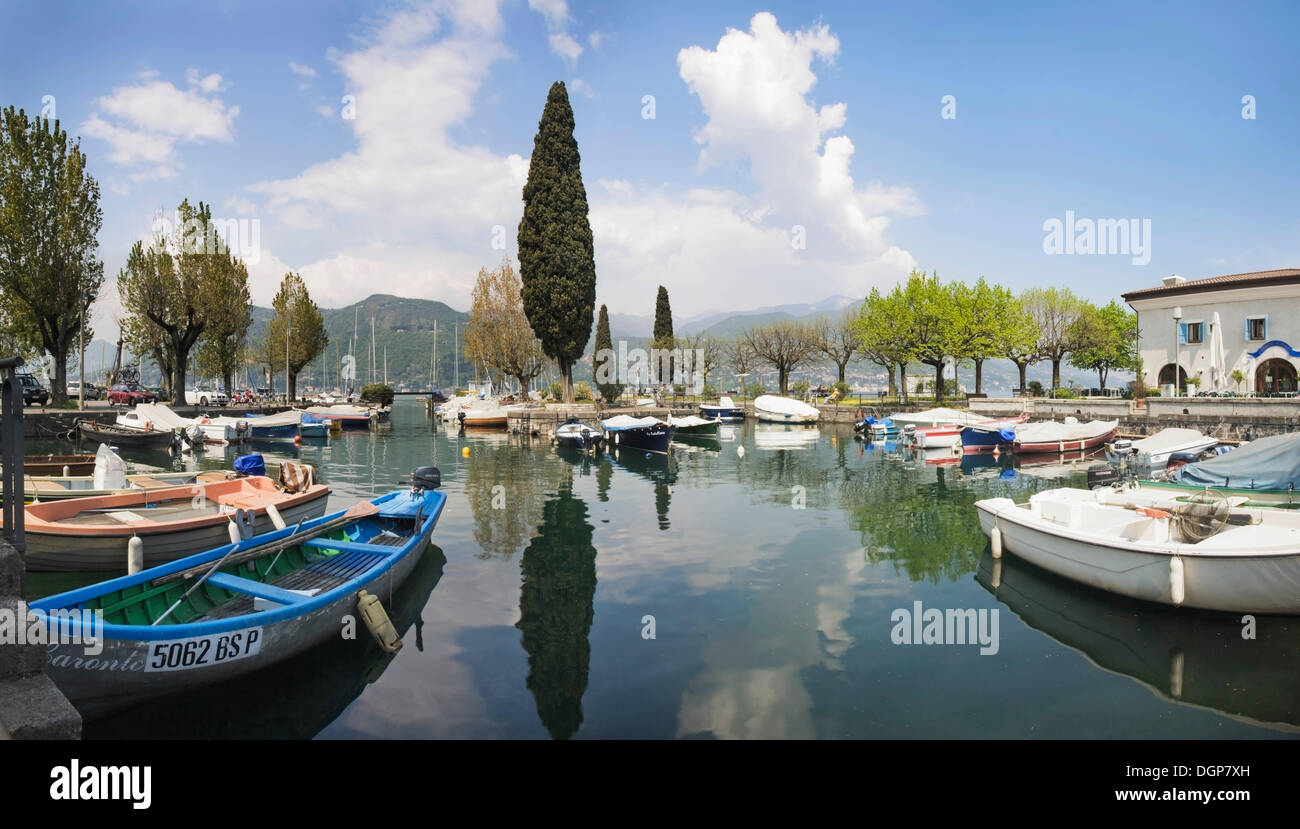Hafen von Porto Portese mit Zypressen, Gardasee, Lombardei, Italien ...