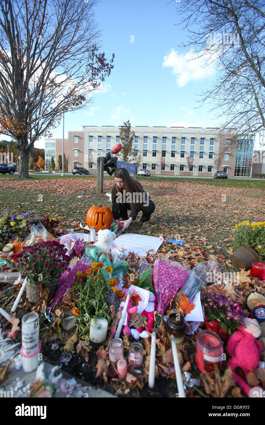 Danvers, Massachusetts, USA. 24. Oktober 2013. Ein ehemaliger Student ...