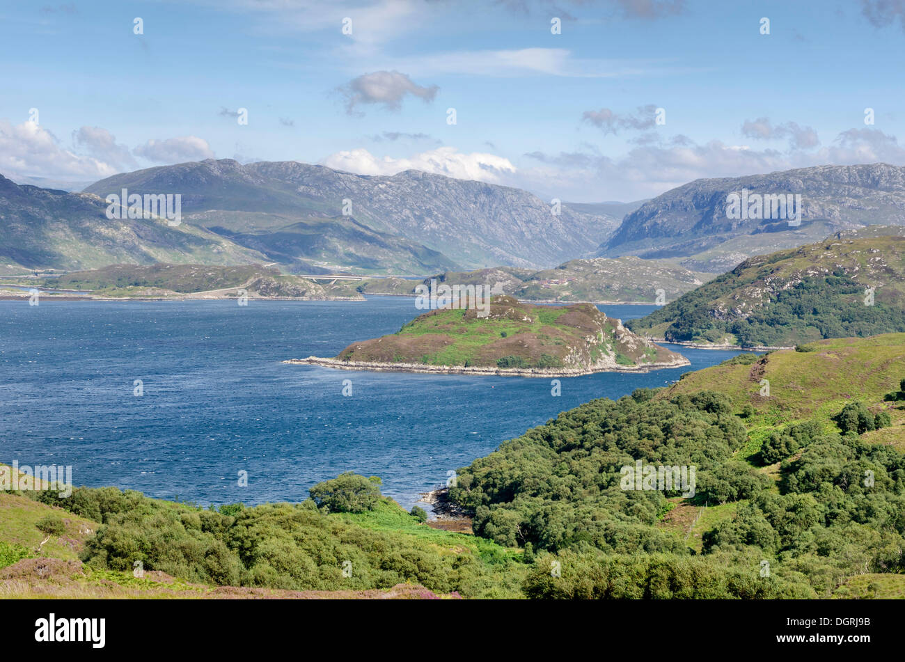 Blick über Loch a'Chairn Bhain mit der Insel Eilean a'Ghamhn ...