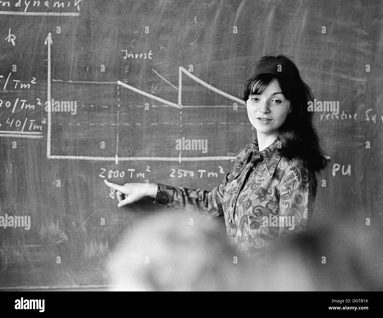 Junge Frau, Student an der Tafel, Leipzig, DDR, historische Fotografie ...