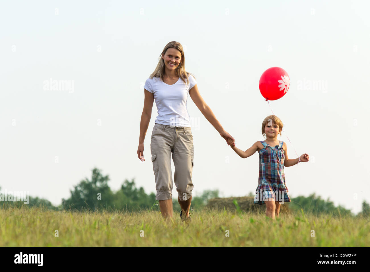 Hand kind erwachsene -Fotos und -Bildmaterial in hoher Auflösung – Alamy