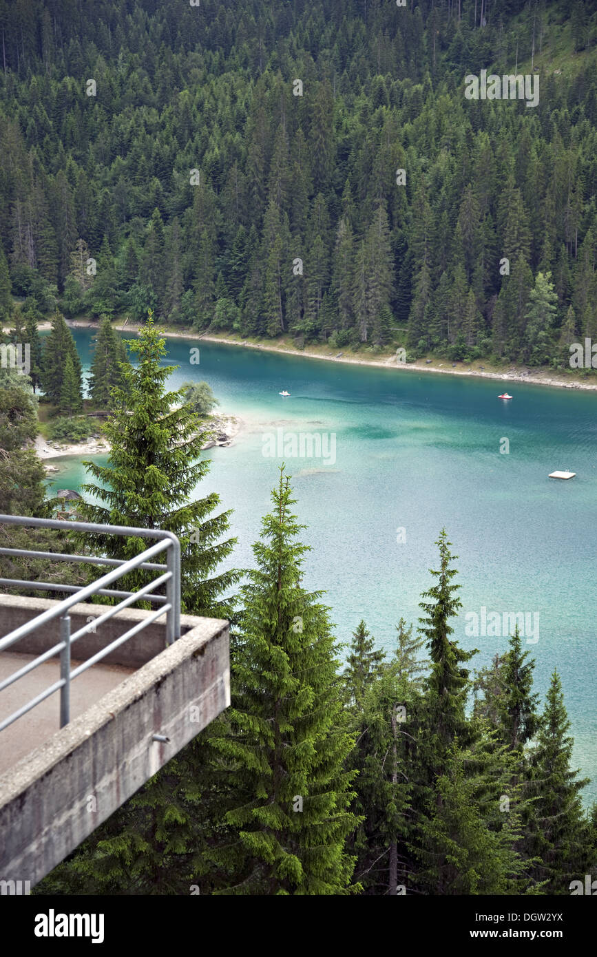 Blick auf den bergsee -Fotos und -Bildmaterial in hoher Auflösung – Alamy