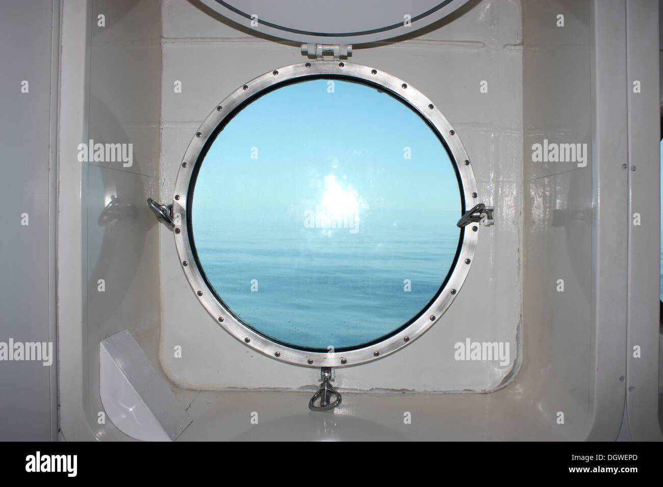 Bullauge form -Fotos und -Bildmaterial in hoher Auflösung – Alamy