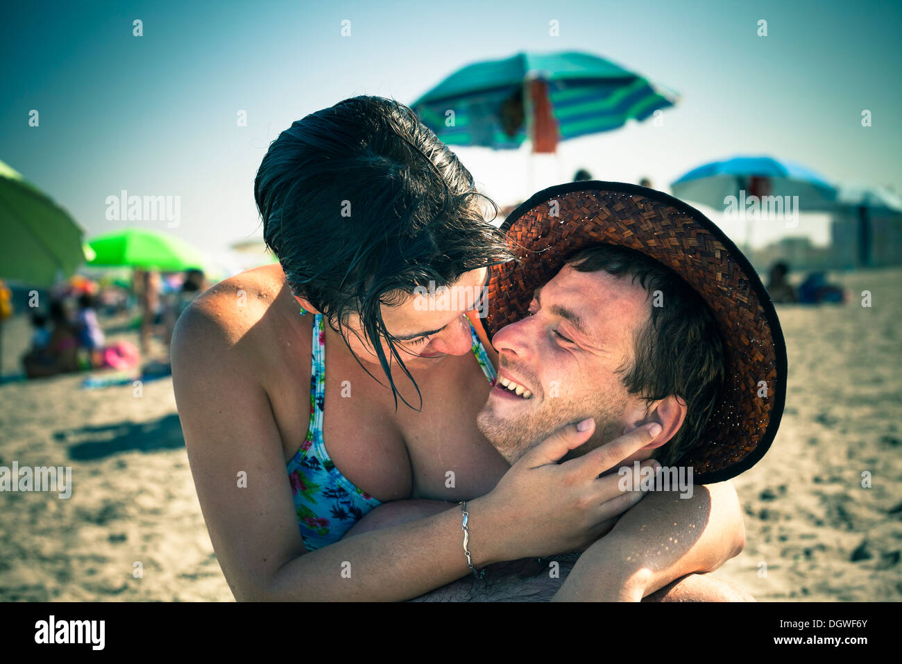 Liebespaar am strand -Fotos und -Bildmaterial in hoher Auflösung – Alamy
