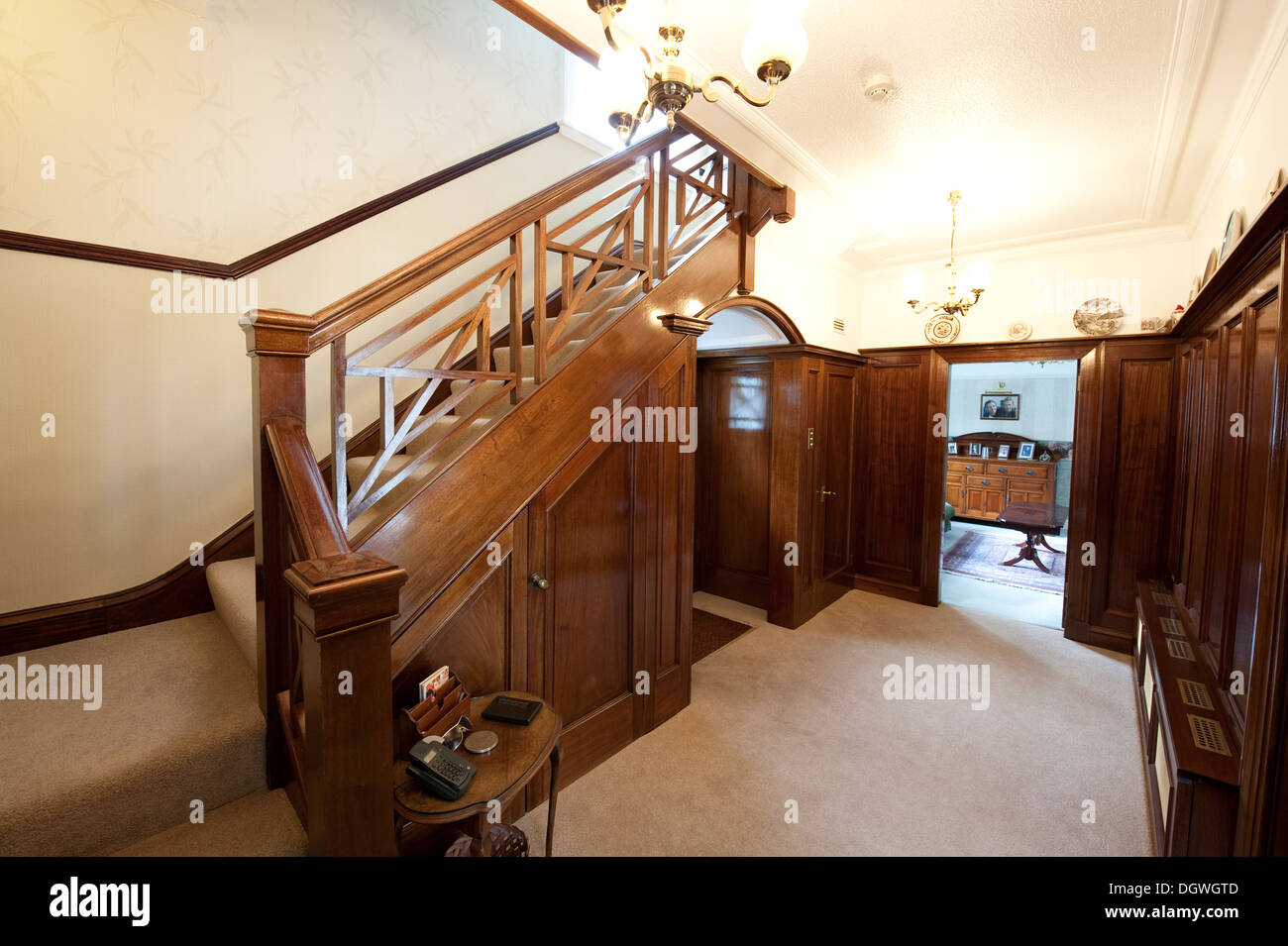 Hausflur treppe -Fotos und -Bildmaterial in hoher Auflösung – Alamy