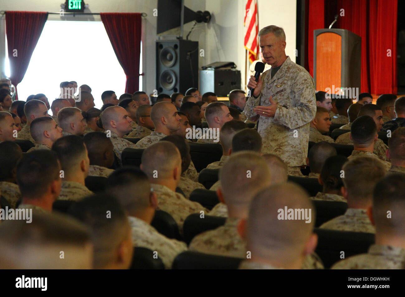 Der Kommandant des Marinekorps, General James F. Amos und die 17 ...