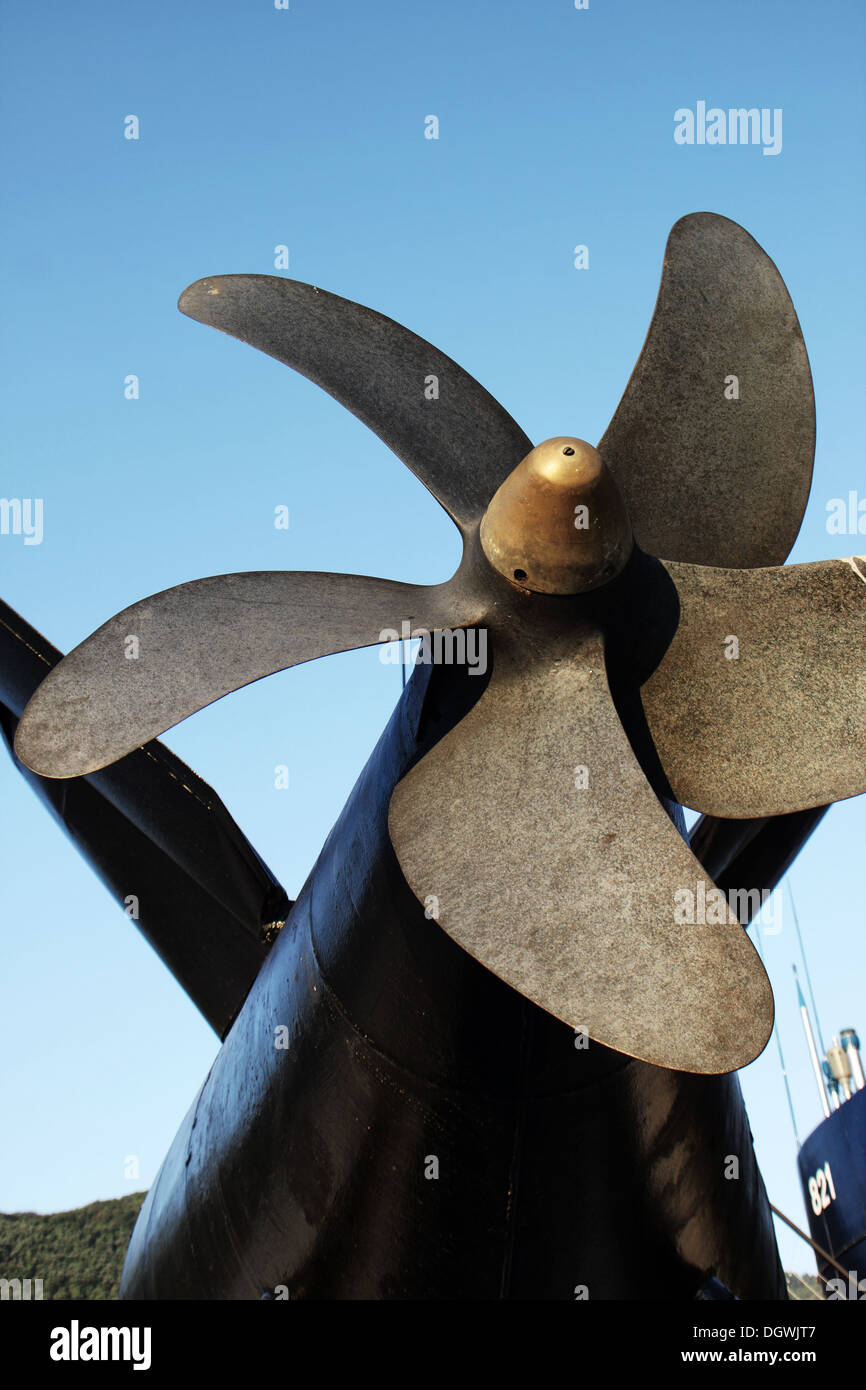 Militär-u-Boot achtern mit Propeller im Trockendock Stockfotografie - Alamy