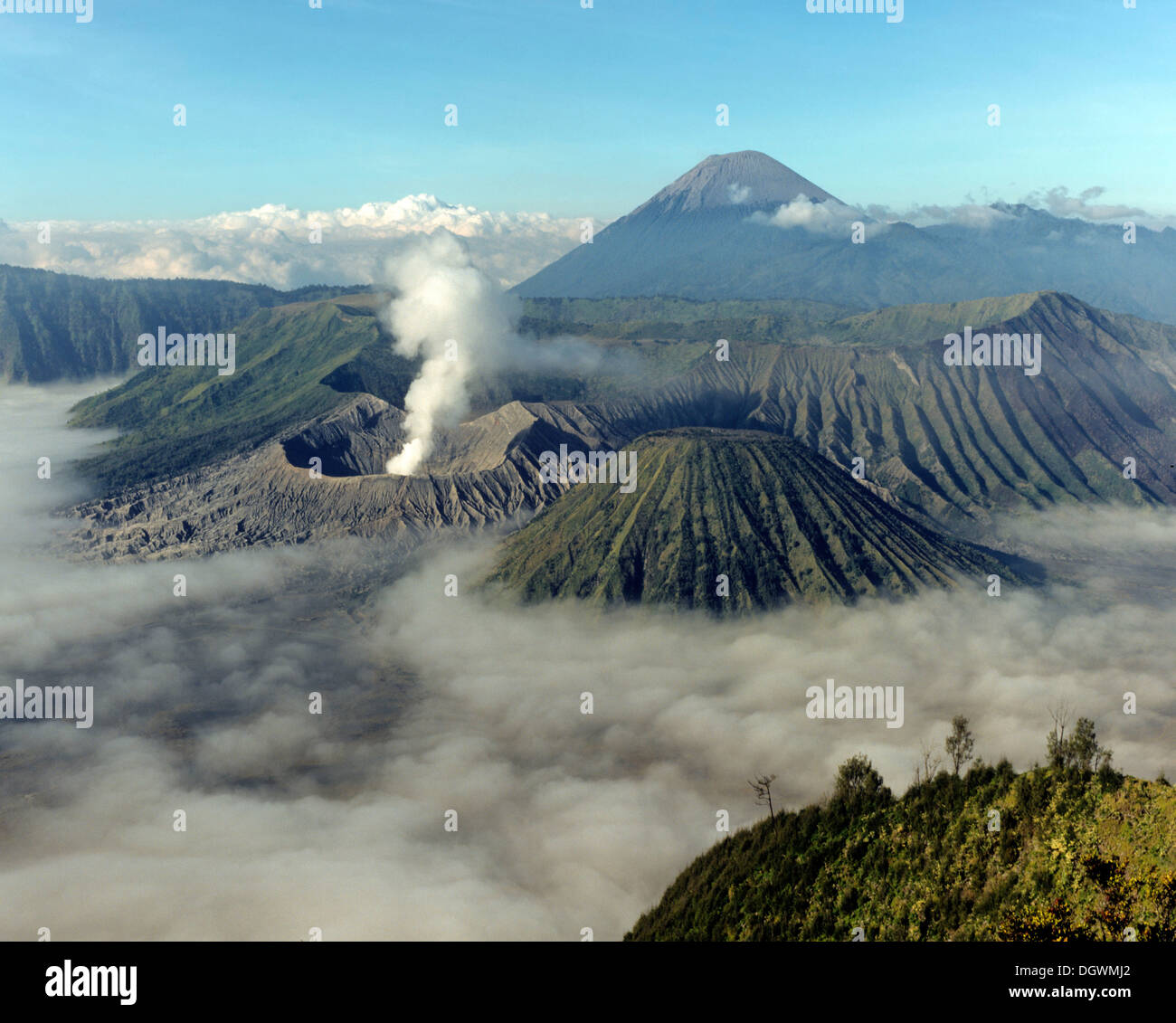Mount Bromo mit Rauch, Mount Batok vorne Mt Kursi und Mt Gunung Semeru ...