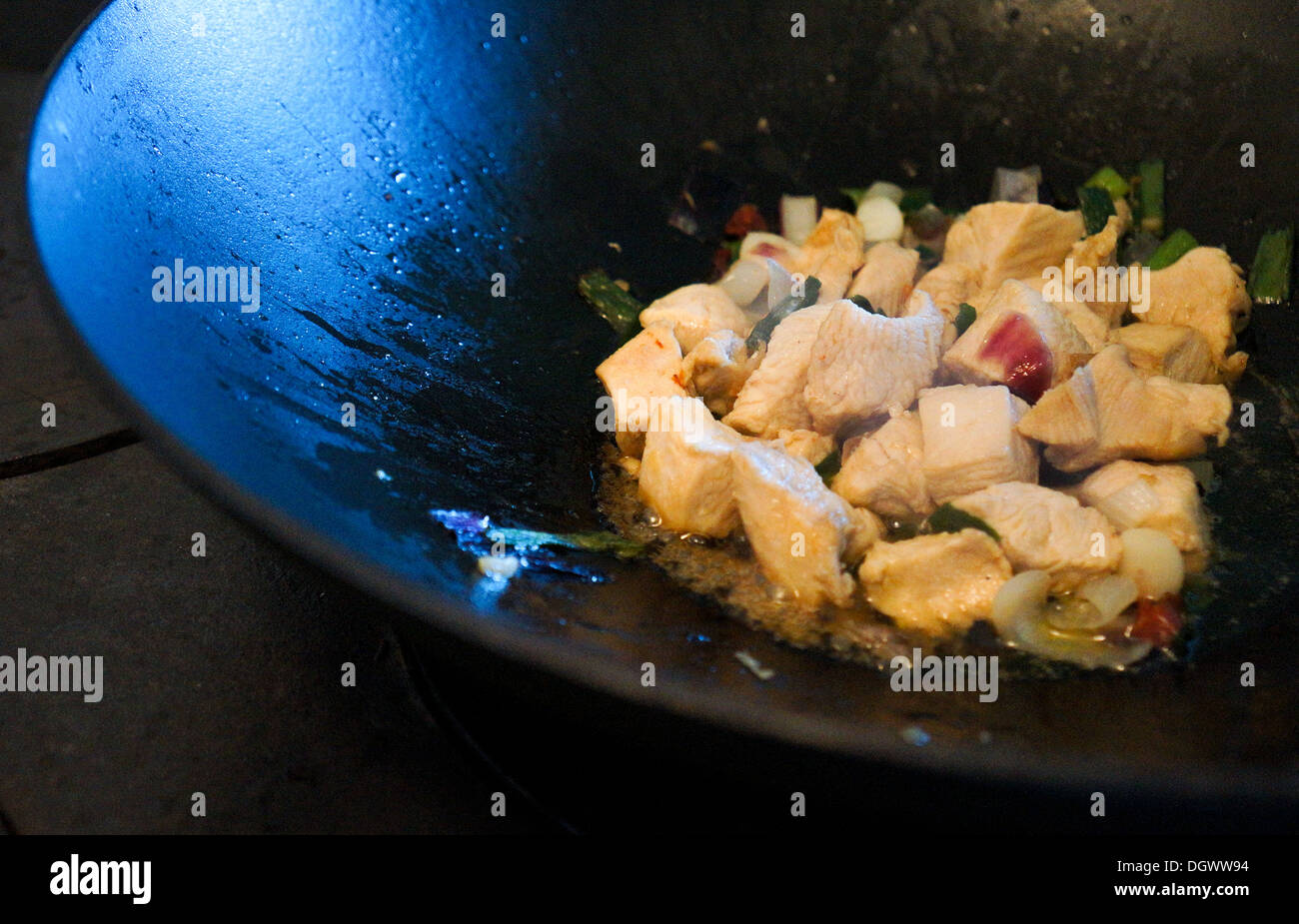 Wok mit huhn -Fotos und -Bildmaterial in hoher Auflösung – Alamy