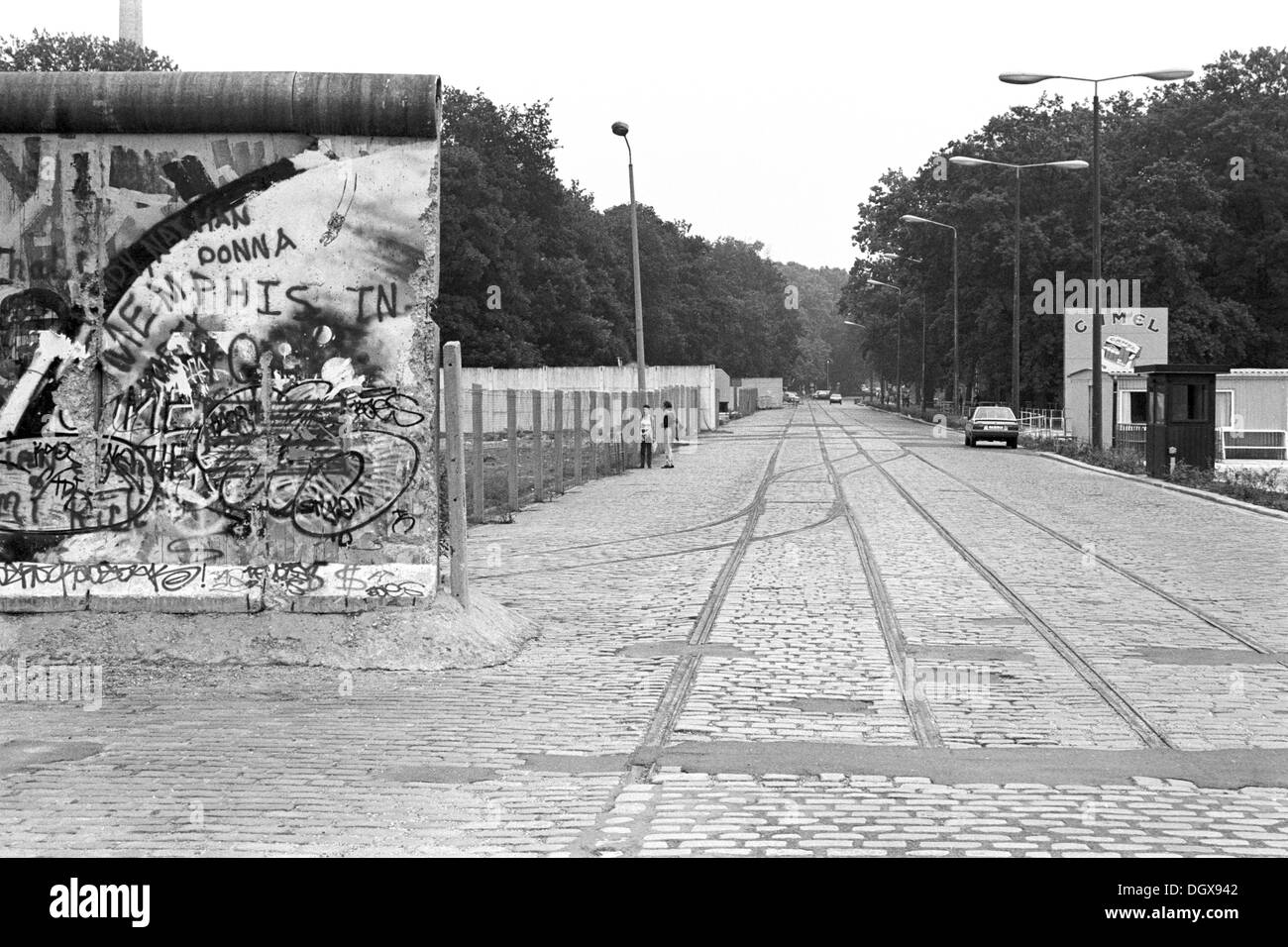 Reste der Berliner Mauer auf Puschkinallee Straße zwischen Kreuzberg ...