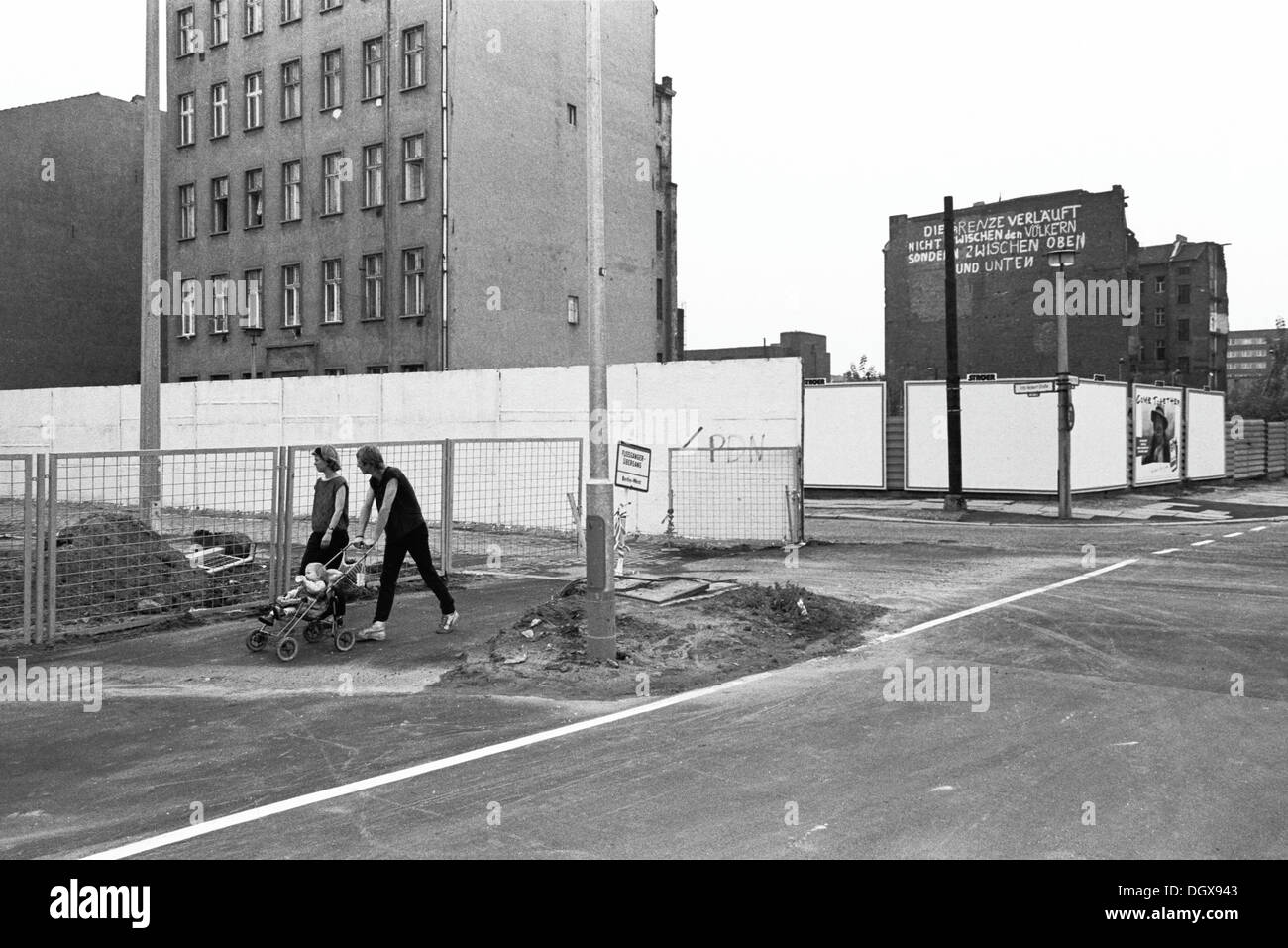 Reste der Berliner Mauer an der Kopenickerstrasse Straße Ecke Engeldamm ...