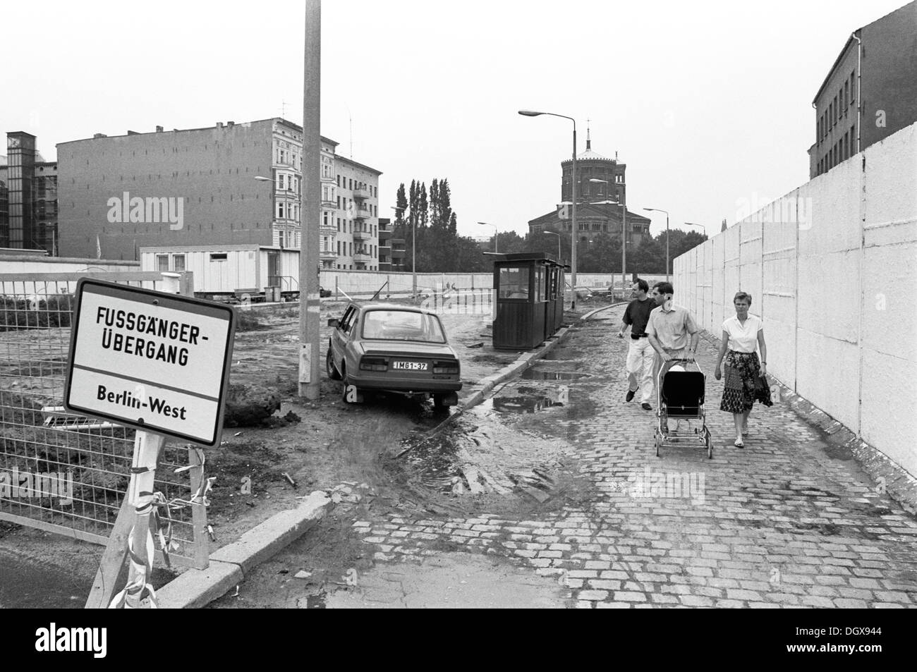Blick auf den ehemaligen Todesstreifen der Berliner Mauer am Engeldamm ...