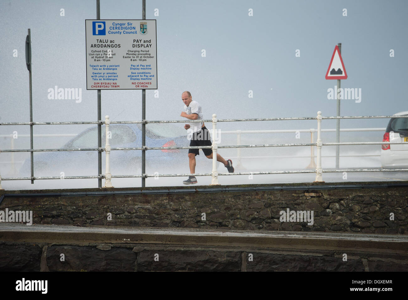 Aberystwyth Wales Uk, Sonntag, 27. Oktober 2013 Jogger läuft wie ...