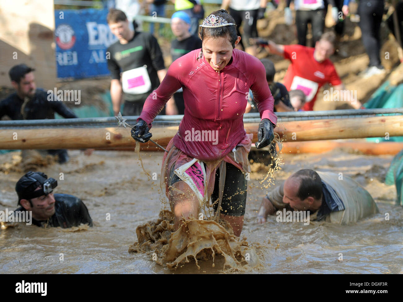 Döberitz, Deutschland. 27. Oktober 2013. Die Teilnehmer schwimmen durch ...