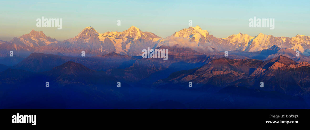 Berg Eiger, Moench Berg und Berg Jungfrau im Abendlicht, Niesen, Berner ...