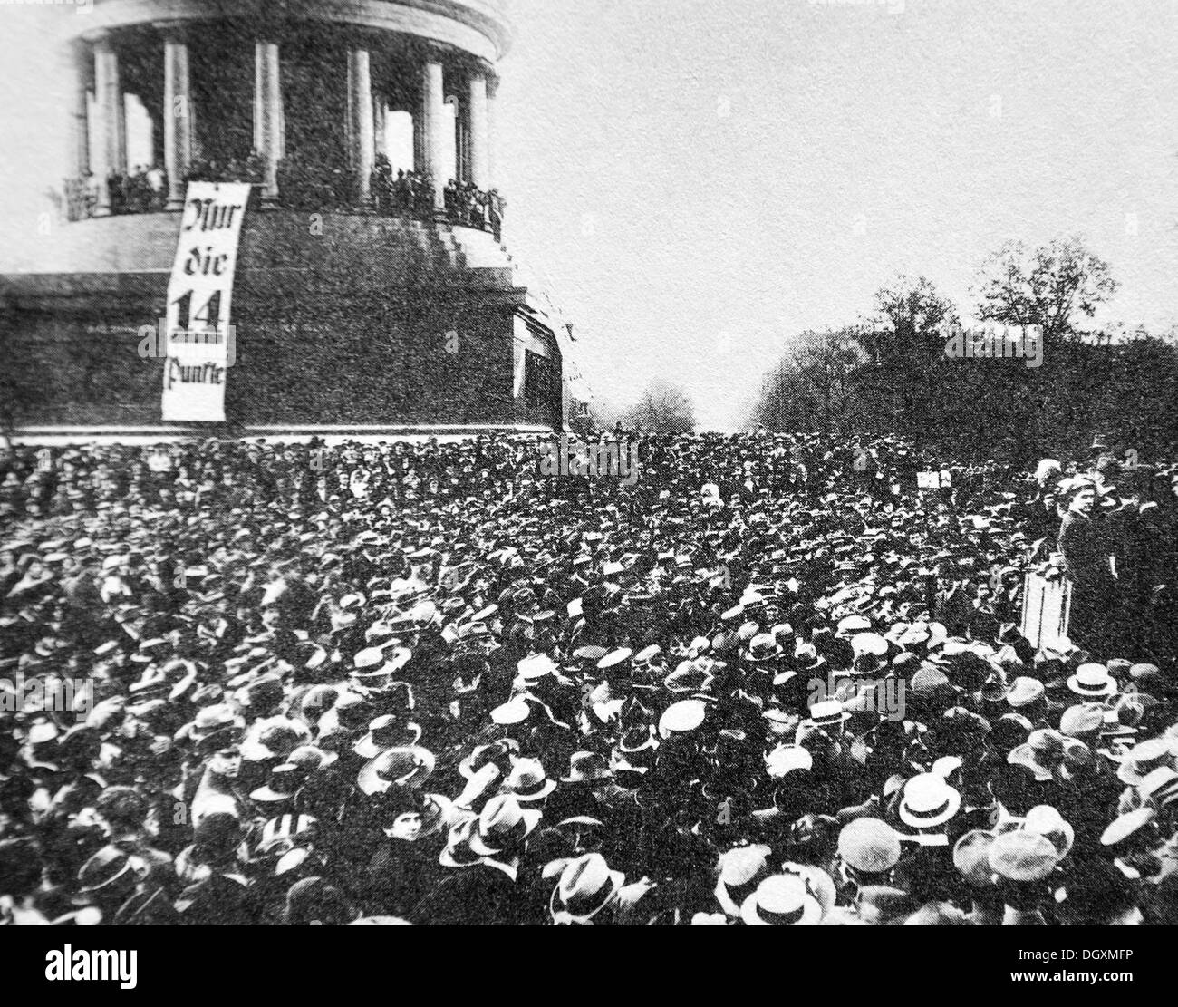 Altes Foto der Berliner Rallye gegen den Versailler Vertrag von 1919 ...