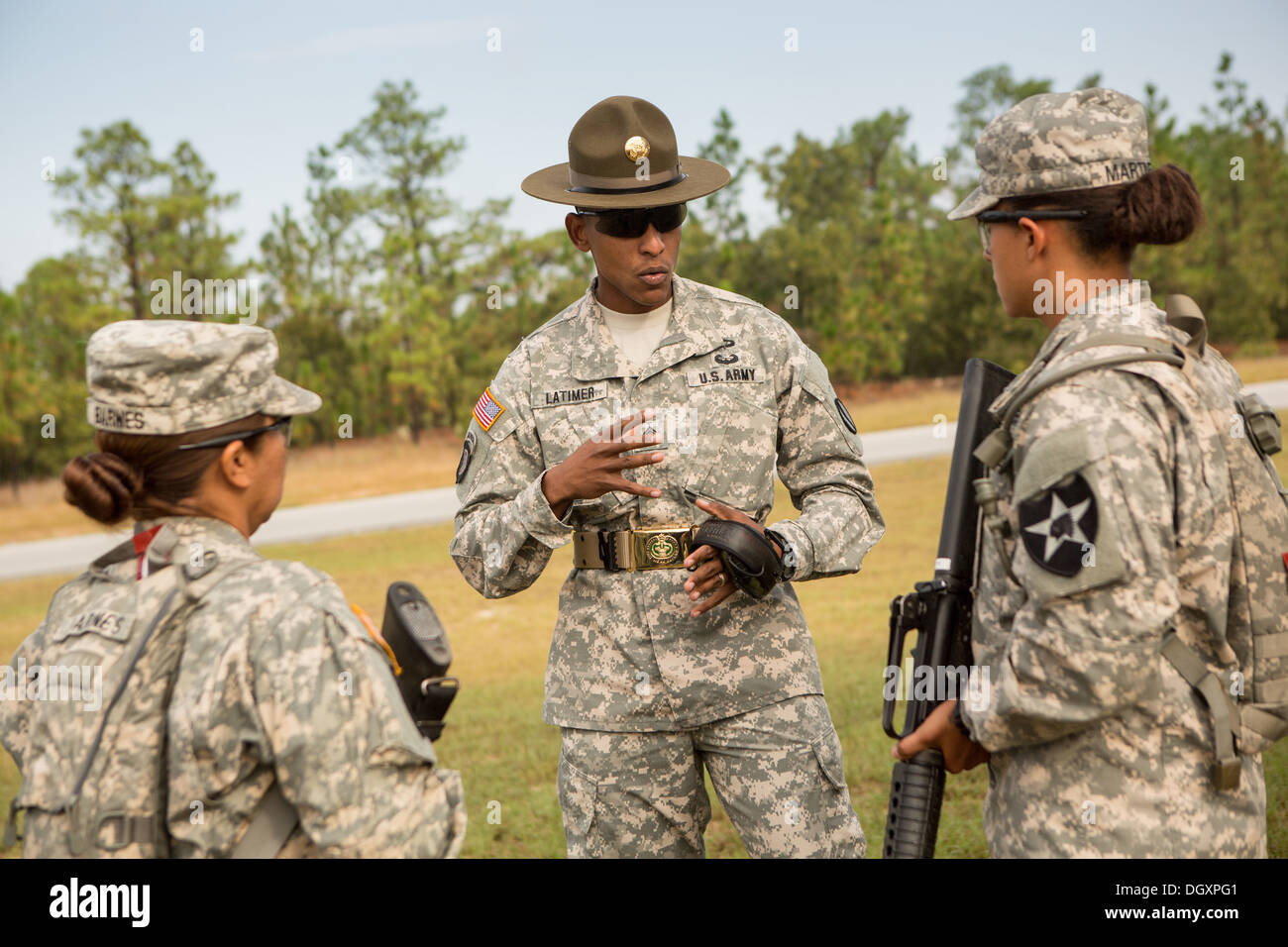 Drill Sergeant Kandidatinnen anhören ihres Ausbilders im uns Army Drill ...