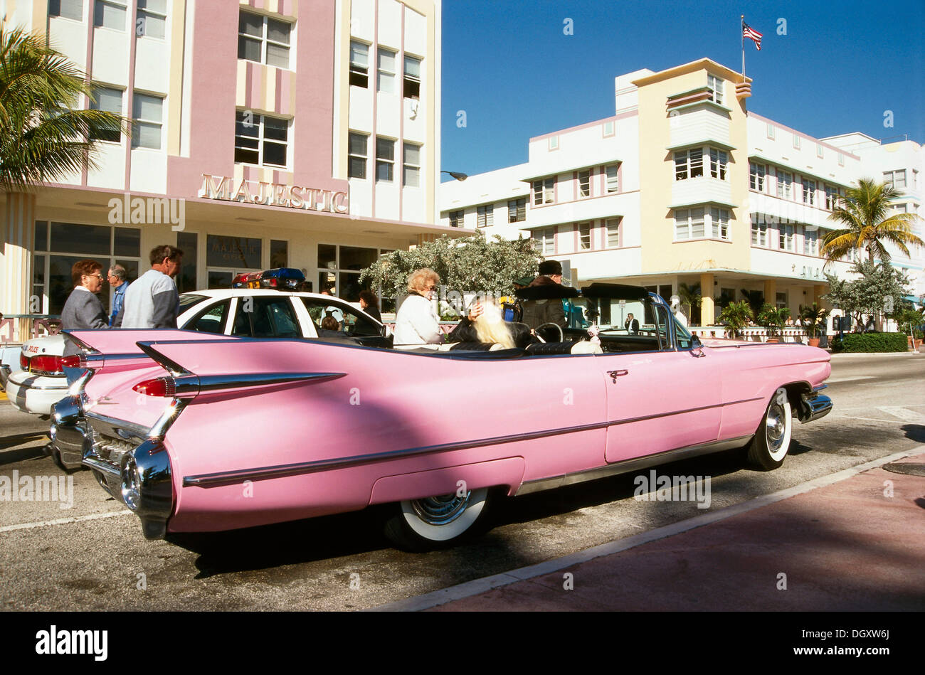 Pink Cadillac Cabrio geparkt am Ocean Drive, Miami, Florida, Vereinigte ...