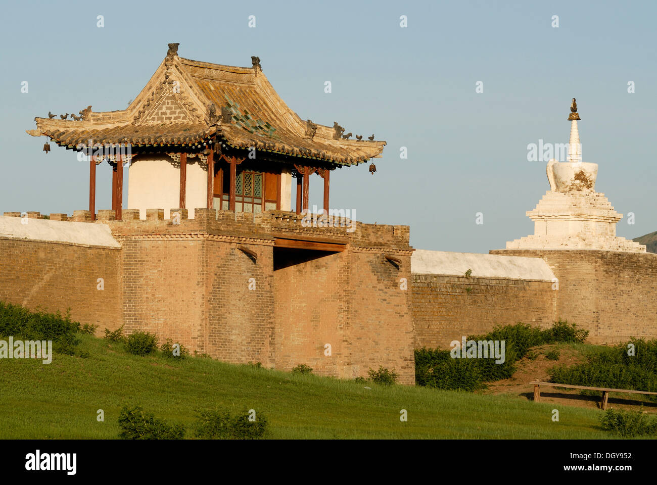 Stupa und Torhaus an der Außenwand des Erdene Zuu Chiid Kloster ...