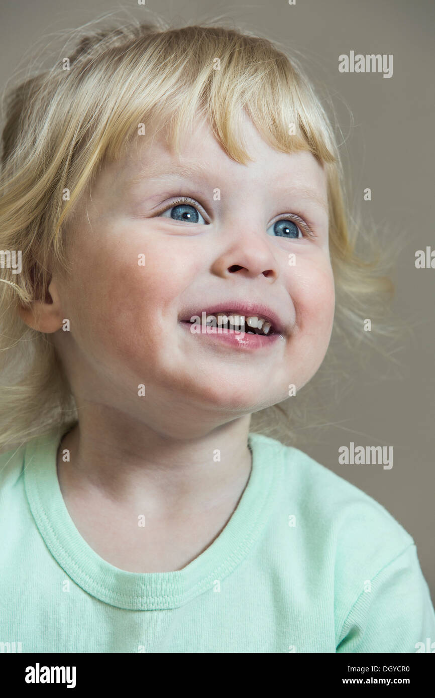 Mädchen mit blonden haaren und blauen augen -Fotos und -Bildmaterial in hoher Auflösung – Alamy