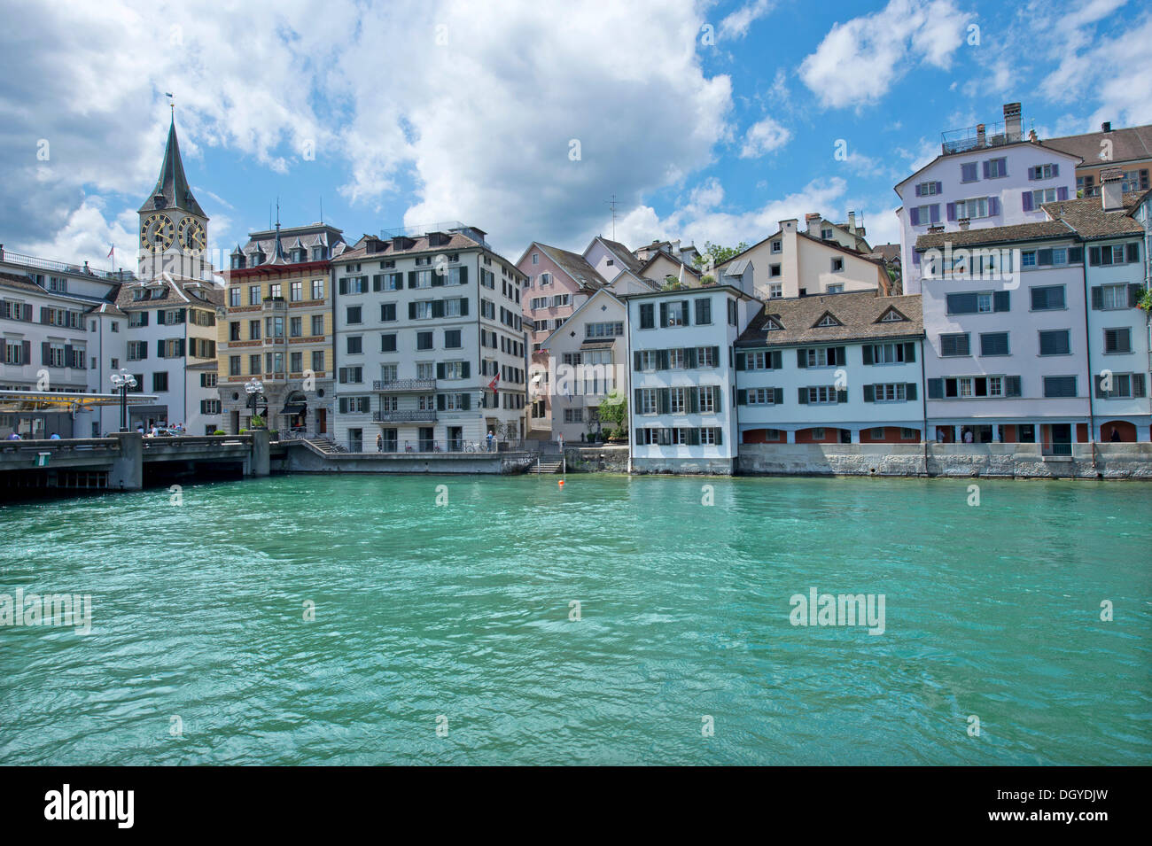 Limmat-Fluss, Church of St. Peter in der alten Stadt Zürich, Schweiz ...