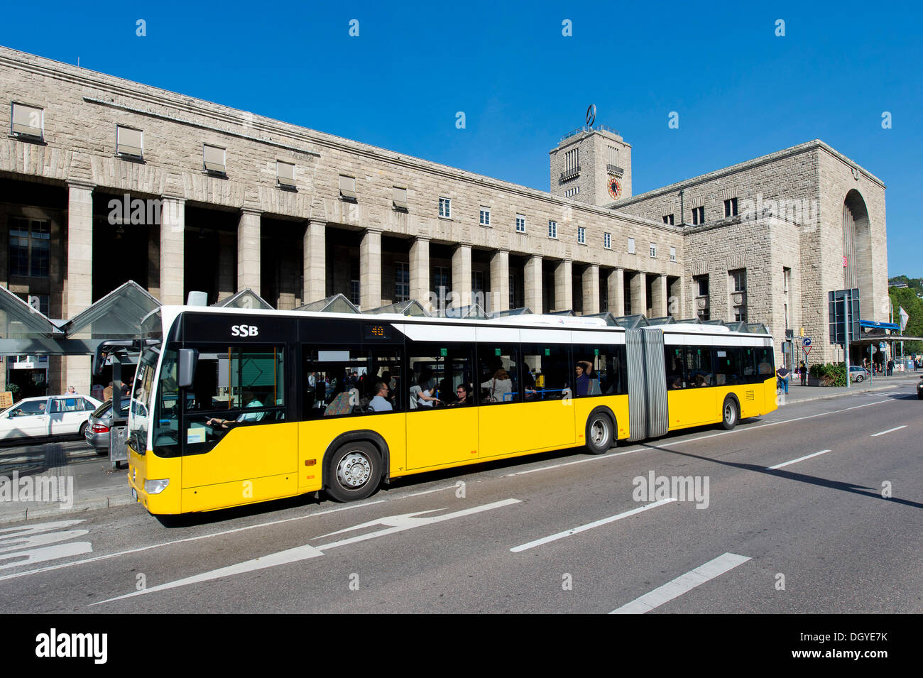 Gelbe busse bus -Fotos und -Bildmaterial in hoher Auflösung – Alamy