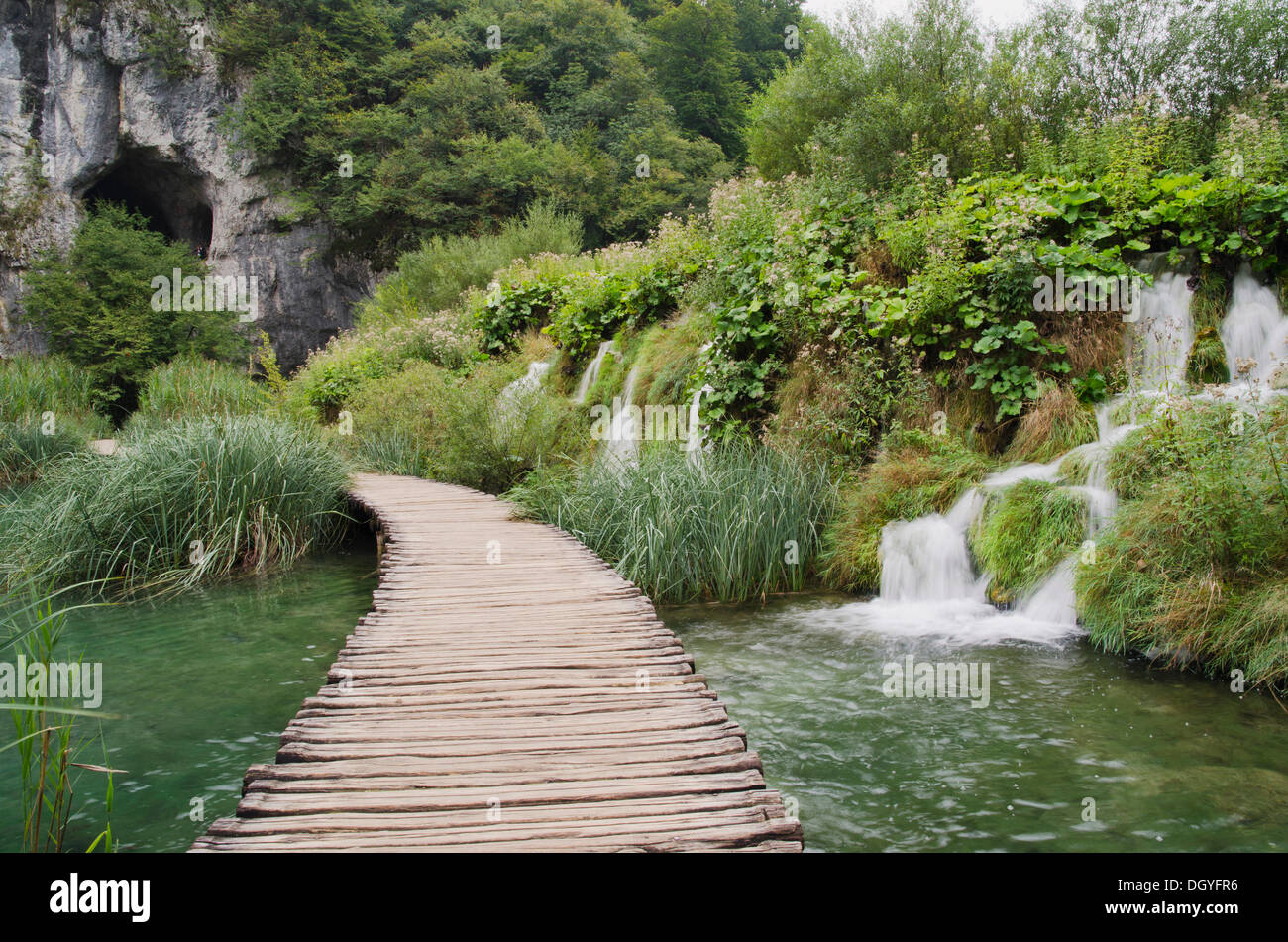 Promenade und dem Wasserfall im Nationalpark Plitvicer Seen, Lika-Senj, Kroatien, UNESCO ...