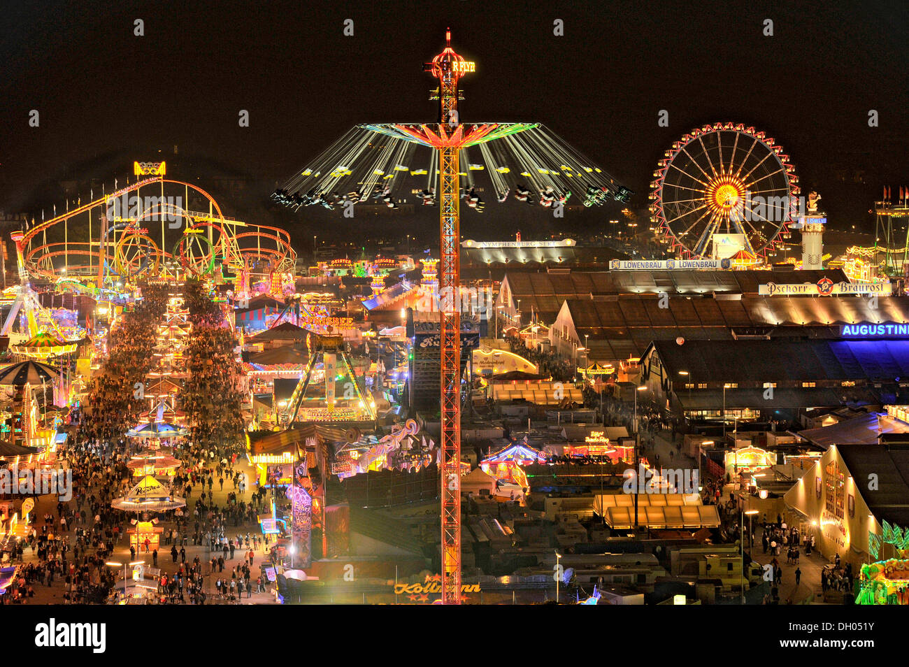 Blick auf das Oktoberfest-Festival in der Nacht, mit beleuchteten ...