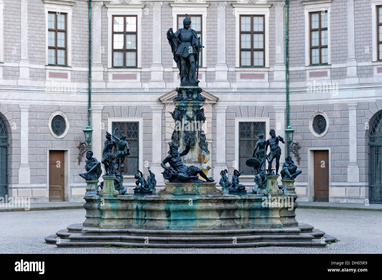 Statue von Otto von Wittelsbach auf dem Wittelsbacher Brunnen im Brunnenhof Hof im Münchner ...