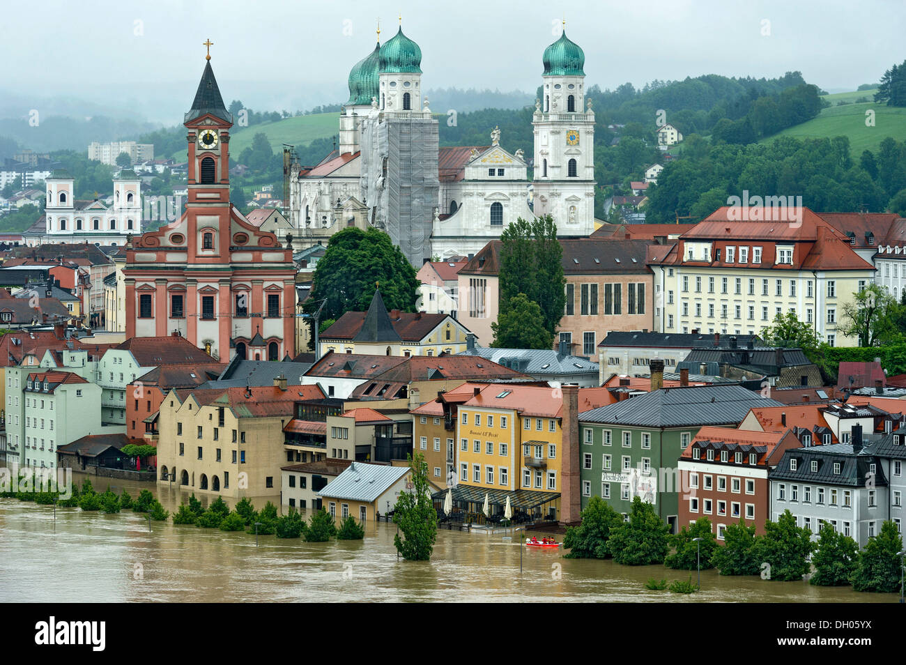 Altstadt mit der Pfarrei St. Paul und St.-Stephans Basilika während des ...