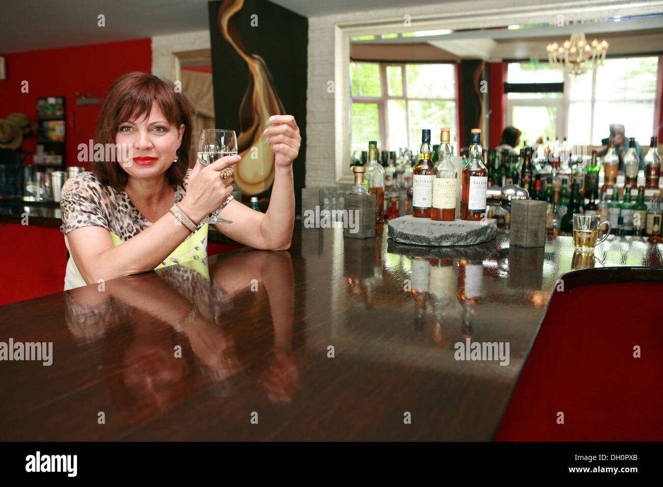 Bar theke counter -Fotos und -Bildmaterial in hoher Auflösung – Alamy