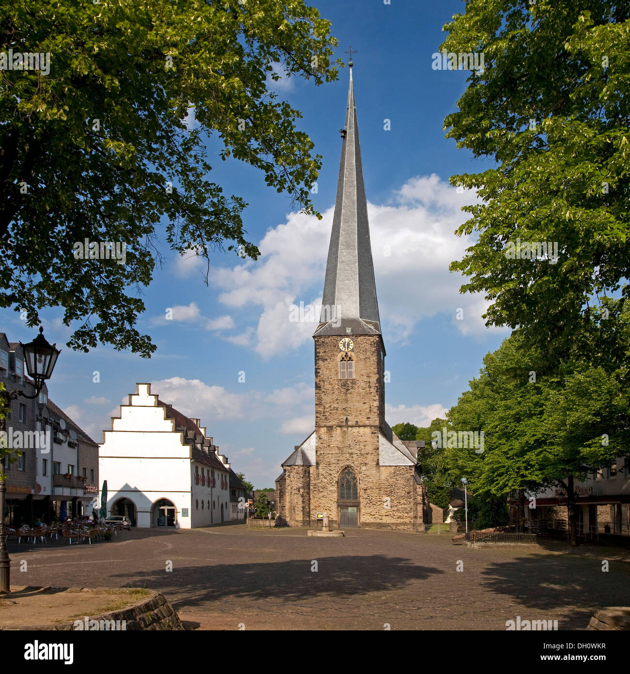 Altstädter Rathaus mit der St. Victor Kirche im Marktplatz, Schwerte ...